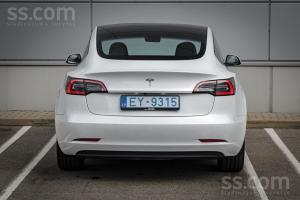 White Tesla Model 3 2021 in Riga, with an engine capacity of 0.00 L and mileage of 82 thousand km for 23990 €, photo 6 on AUTOMOTO.COM.LV