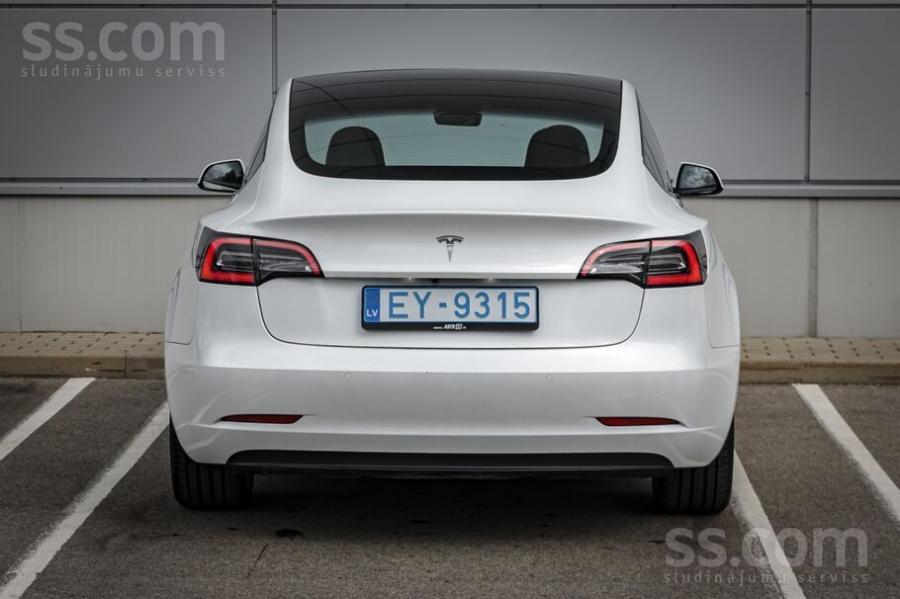 White Tesla Model 3 2021 in Riga, with an engine capacity of 0.00 L and mileage of 82 thousand km for 23990 €, photo 6 on AUTOMOTO.COM.LV