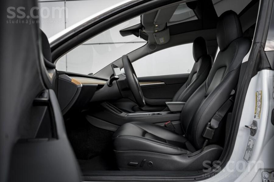 White Tesla Model 3 2021 in Riga, with an engine capacity of 0.00 L and mileage of 82 thousand km for 23990 €, photo 14 on AUTOMOTO.COM.LV