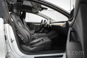White Tesla Model 3 2021 in Riga, with an engine capacity of 0.00 L and mileage of 82 thousand km for 23990 €, photo 16 on AUTOMOTO.COM.LV