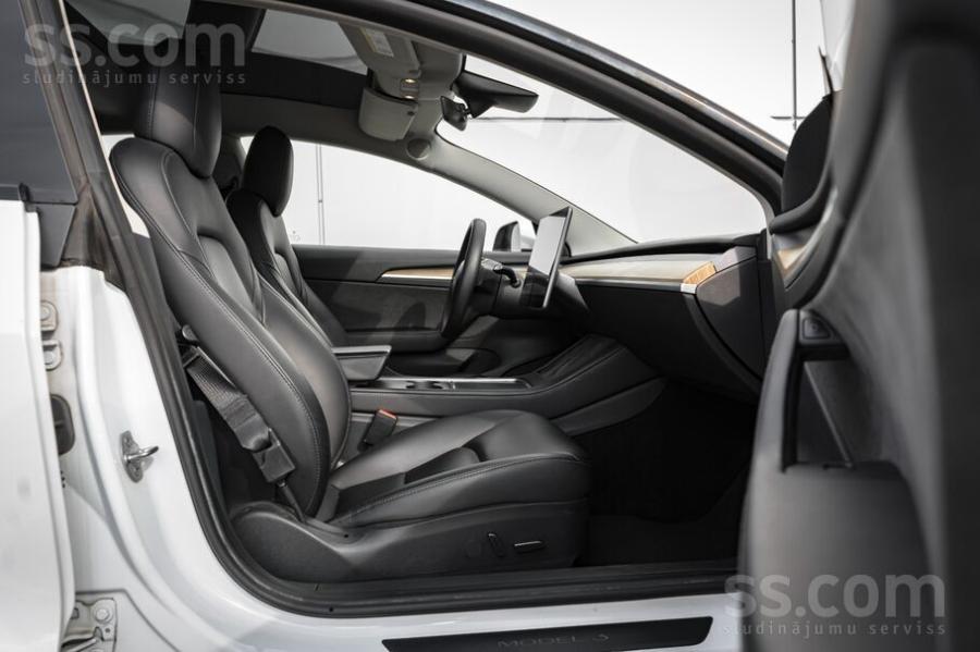 White Tesla Model 3 2021 in Riga, with an engine capacity of 0.00 L and mileage of 82 thousand km for 23990 €, photo 16 on AUTOMOTO.COM.LV