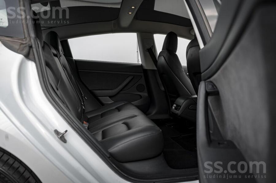 White Tesla Model 3 2021 in Riga, with an engine capacity of 0.00 L and mileage of 82 thousand km for 23990 €, photo 18 on AUTOMOTO.COM.LV
