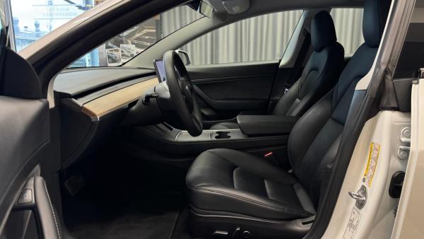 White Tesla Model 3 2021 in Riga, with an engine capacity of 0.00 L and mileage of 111 thousand km for 21990 €, photo 8 on AUTOMOTO.COM.LV