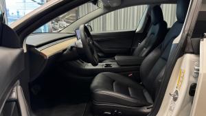 Balts Tesla Model 3 2021 Rīga, ar dzinēja tilpumu 0.00 L un nobraukumu 111 tūkst. km par 21990 €, foto 9 vietnē AUTOMOTO.COM.LV