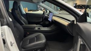 Balts Tesla Model 3 2021 Rīga, ar dzinēja tilpumu 0.00 L un nobraukumu 111 tūkst. km par 21990 €, foto 15 vietnē AUTOMOTO.COM.LV