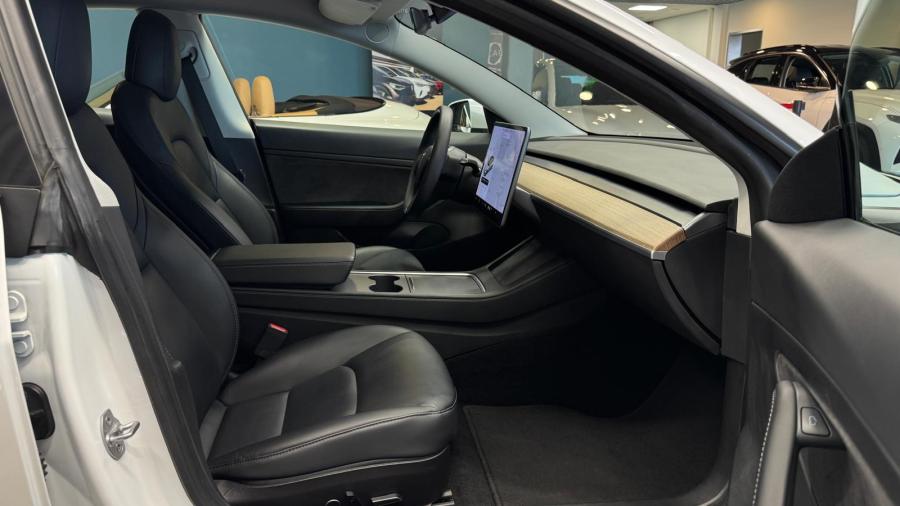 Balts Tesla Model 3 2021 Rīga, ar dzinēja tilpumu 0.00 L un nobraukumu 111 tūkst. km par 21990 €, foto 15 vietnē AUTOMOTO.COM.LV