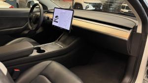 Balts Tesla Model 3 2021 Rīga, ar dzinēja tilpumu 0.00 L un nobraukumu 111 tūkst. km par 21990 €, foto 16 vietnē AUTOMOTO.COM.LV