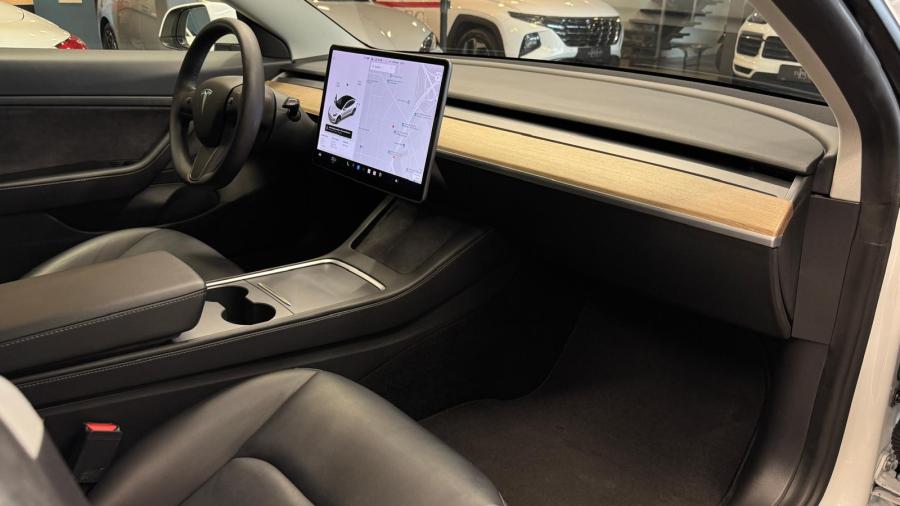 Balts Tesla Model 3 2021 Rīga, ar dzinēja tilpumu 0.00 L un nobraukumu 111 tūkst. km par 21990 €, foto 16 vietnē AUTOMOTO.COM.LV