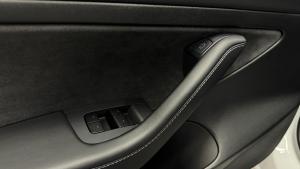 Balts Tesla Model 3 2021 Rīga, ar dzinēja tilpumu 0.00 L un nobraukumu 111 tūkst. km par 21990 €, foto 20 vietnē AUTOMOTO.COM.LV