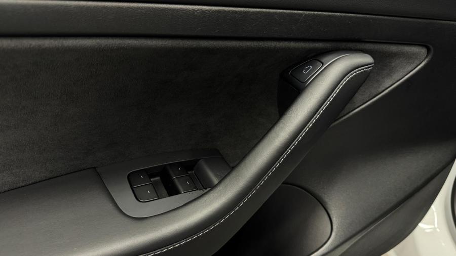 Balts Tesla Model 3 2021 Rīga, ar dzinēja tilpumu 0.00 L un nobraukumu 111 tūkst. km par 21990 €, foto 20 vietnē AUTOMOTO.COM.LV
