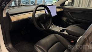White Tesla Model 3 2021 in Riga, with an engine capacity of 0.00 L and mileage of 111 thousand km for 21990 €, photo 9 on AUTOMOTO.COM.LV