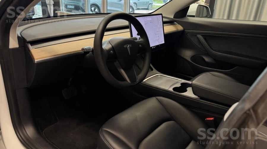 White Tesla Model 3 2021 in Riga, with an engine capacity of 0.00 L and mileage of 111 thousand km for 21990 €, photo 9 on AUTOMOTO.COM.LV