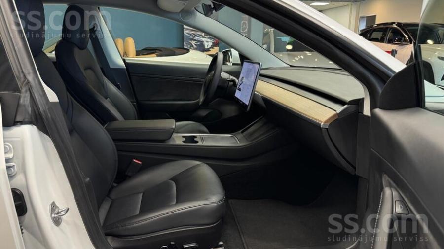 White Tesla Model 3 2021 in Riga, with an engine capacity of 0.00 L and mileage of 111 thousand km for 21990 €, photo 16 on AUTOMOTO.COM.LV