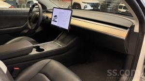 White Tesla Model 3 2021 in Riga, with an engine capacity of 0.00 L and mileage of 111 thousand km for 21990 €, photo 17 on AUTOMOTO.COM.LV