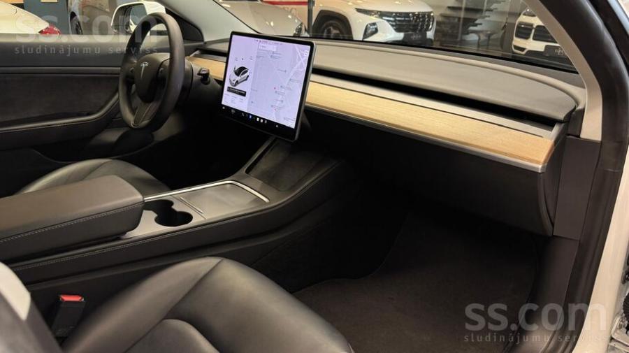 White Tesla Model 3 2021 in Riga, with an engine capacity of 0.00 L and mileage of 111 thousand km for 21990 €, photo 17 on AUTOMOTO.COM.LV