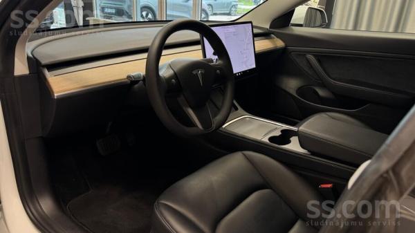 White Tesla Model 3 2021 in Riga, with an engine capacity of 0.00 L and mileage of 111 thousand km for 21990 €, photo 8 on AUTOMOTO.COM.LV