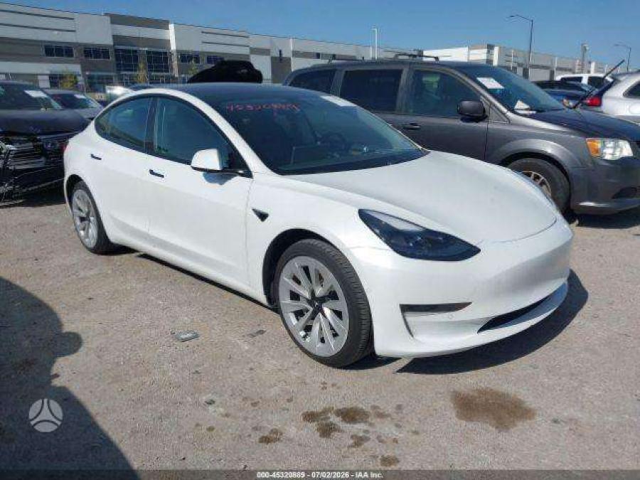 Balts Tesla Model 3 2021 Klaipėda, ar dzinēja tilpumu 0.00 L un nobraukumu 136 tūkst. km par 9000 €, foto 1 vietnē AUTOMOTO.COM.LV