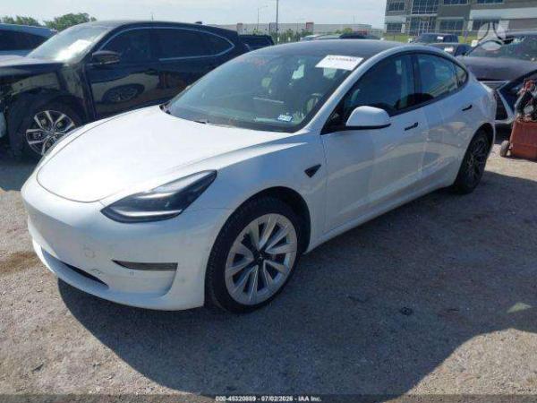 White Tesla Model 3 2021 in Klaipeda, with an engine capacity of 0.00 L and mileage of 136 thousand km for 9000 €, photo 2 on AUTOMOTO.COM.LV