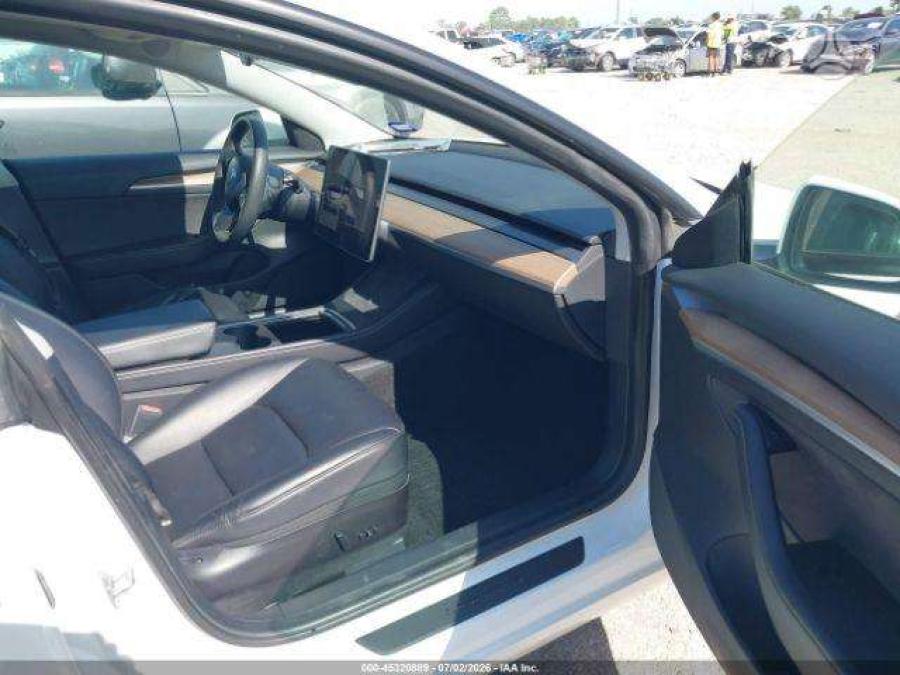 Balts Tesla Model 3 2021 Klaipėda, ar dzinēja tilpumu 0.00 L un nobraukumu 136 tūkst. km par 9000 €, foto 6 vietnē AUTOMOTO.COM.LV