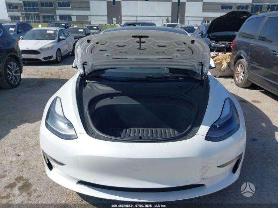Balts Tesla Model 3 2021 Klaipėda, ar dzinēja tilpumu 0.00 L un nobraukumu 136 tūkst. km par 9000 €, foto 11 vietnē AUTOMOTO.COM.LV