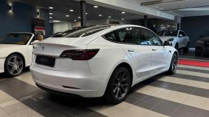 Balts Tesla Model 3 2021 Mārupe, ar dzinēja tilpumu 0.00 L un nobraukumu 111 tūkst. km par 21990 €, foto 5 vietnē AUTOMOTO.COM.LV