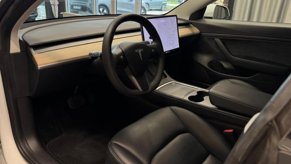 White Tesla Model 3 2021 in Marupe, with an engine capacity of 0.00 L and mileage of 111 thousand km for 21990 €, photo 5 on AUTOMOTO.COM.LV