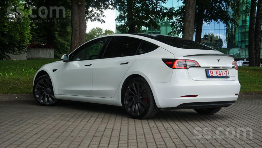 White Tesla Model 3 2021 in Riga, with an engine capacity of 0.00 L and mileage of 126 thousand km for 27450 €, photo 8 on AUTOMOTO.COM.LV