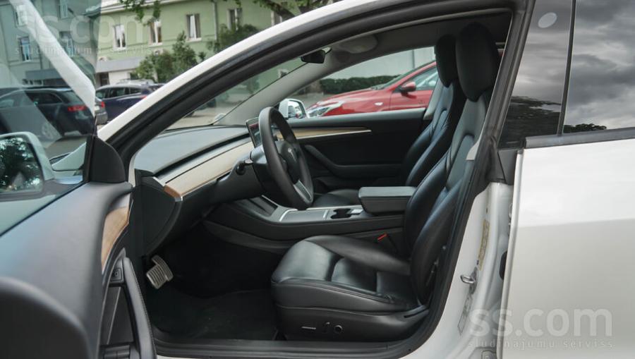 White Tesla Model 3 2021 in Riga, with an engine capacity of 0.00 L and mileage of 126 thousand km for 27450 €, photo 9 on AUTOMOTO.COM.LV