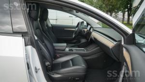 White Tesla Model 3 2021 in Riga, with an engine capacity of 0.00 L and mileage of 126 thousand km for 27450 €, photo 14 on AUTOMOTO.COM.LV