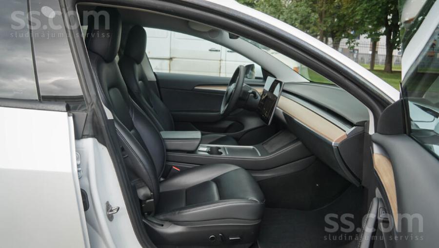 White Tesla Model 3 2021 in Riga, with an engine capacity of 0.00 L and mileage of 126 thousand km for 27450 €, photo 14 on AUTOMOTO.COM.LV
