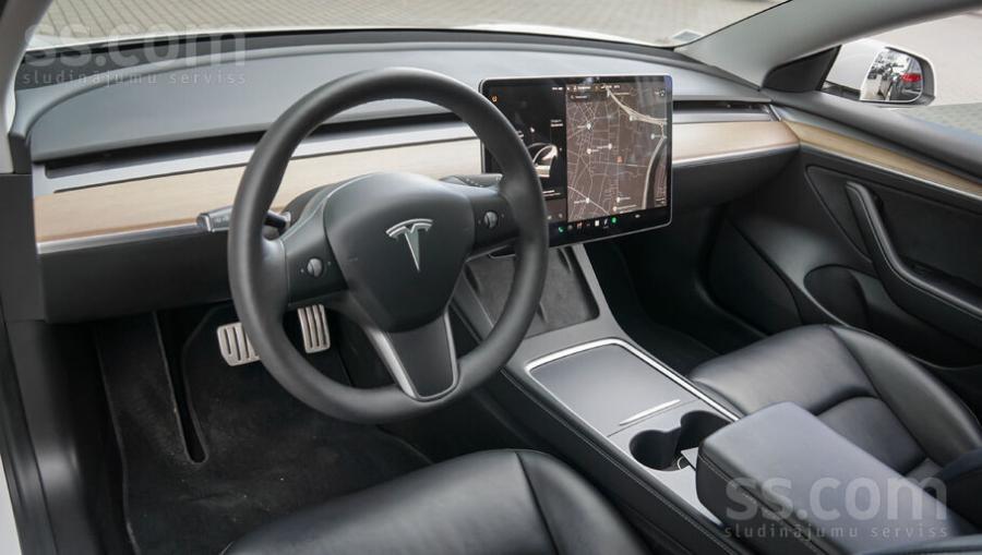 White Tesla Model 3 2021 in Riga, with an engine capacity of 0.00 L and mileage of 126 thousand km for 27450 €, photo 17 on AUTOMOTO.COM.LV