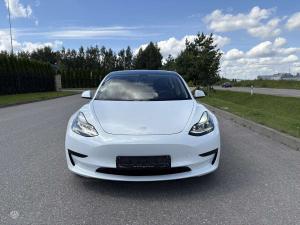 White Tesla Model 3 2021 in Vilnius, with an engine capacity of 0.00 L and mileage of 130 thousand km for 21000 €, photo 4 on AUTOMOTO.COM.LV
