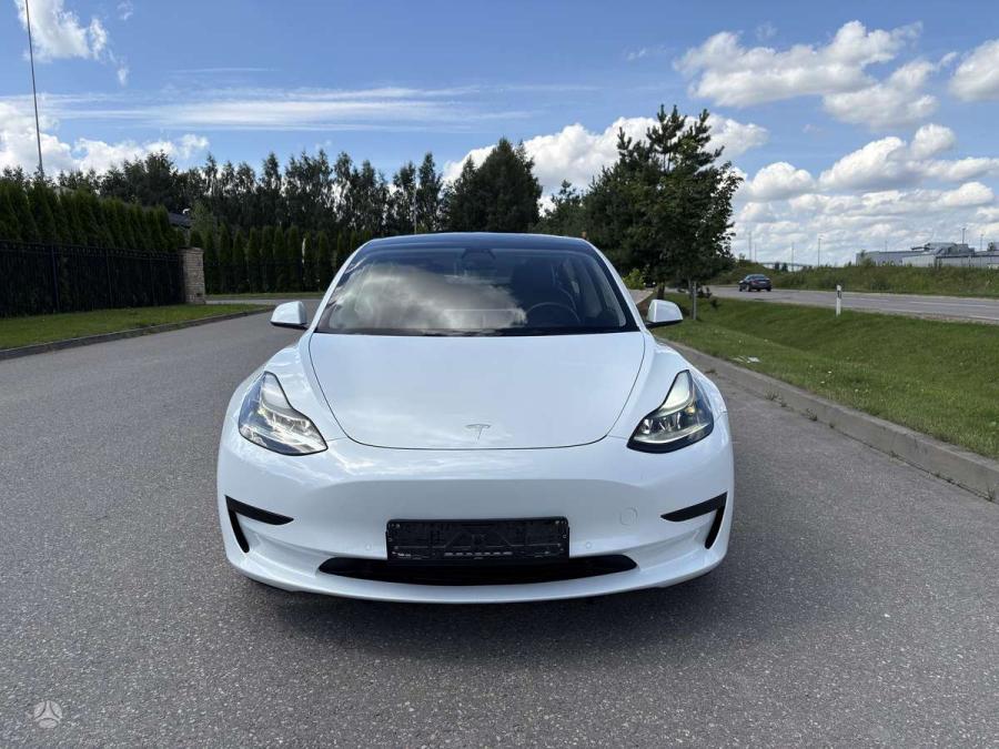 White Tesla Model 3 2021 in Vilnius, with an engine capacity of 0.00 L and mileage of 130 thousand km for 21000 €, photo 4 on AUTOMOTO.COM.LV