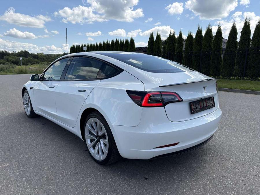 White Tesla Model 3 2021 in Vilnius, with an engine capacity of 0.00 L and mileage of 130 thousand km for 21000 €, photo 5 on AUTOMOTO.COM.LV