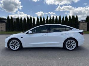 White Tesla Model 3 2021 in Vilnius, with an engine capacity of 0.00 L and mileage of 130 thousand km for 21000 €, photo 6 on AUTOMOTO.COM.LV