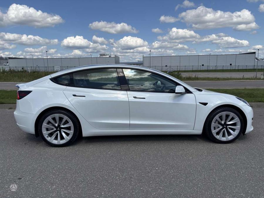 White Tesla Model 3 2021 in Vilnius, with an engine capacity of 0.00 L and mileage of 130 thousand km for 21000 €, photo 7 on AUTOMOTO.COM.LV