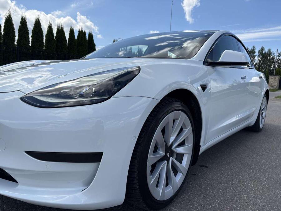 White Tesla Model 3 2021 in Vilnius, with an engine capacity of 0.00 L and mileage of 130 thousand km for 21000 €, photo 8 on AUTOMOTO.COM.LV