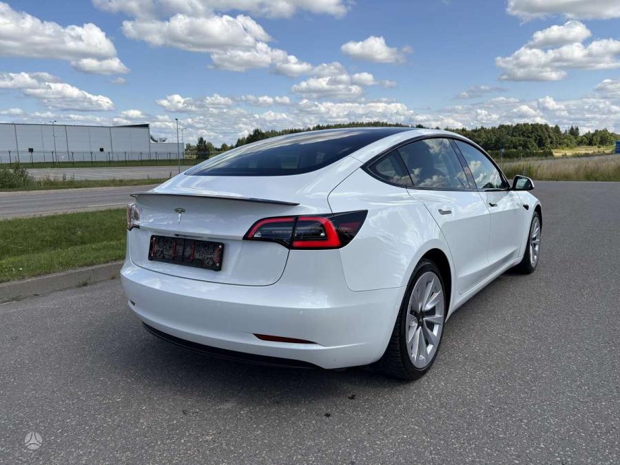 White Tesla Model 3 2021 in Vilnius, with an engine capacity of 0.00 L and mileage of 130 thousand km for 21000 €, photo 9 on AUTOMOTO.COM.LV