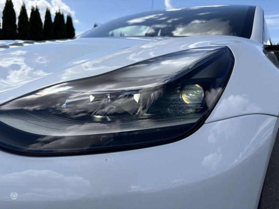White Tesla Model 3 2021 in Vilnius, with an engine capacity of 0.00 L and mileage of 130 thousand km for 21000 €, photo 10 on AUTOMOTO.COM.LV