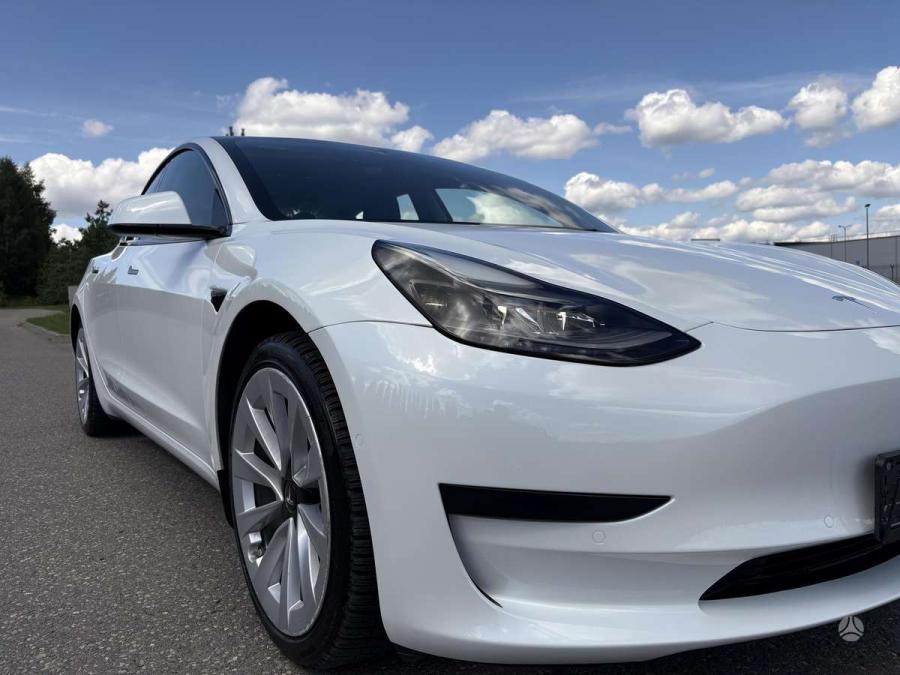 White Tesla Model 3 2021 in Vilnius, with an engine capacity of 0.00 L and mileage of 130 thousand km for 21000 €, photo 11 on AUTOMOTO.COM.LV