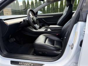 White Tesla Model 3 2021 in Vilnius, with an engine capacity of 0.00 L and mileage of 130 thousand km for 21000 €, photo 12 on AUTOMOTO.COM.LV