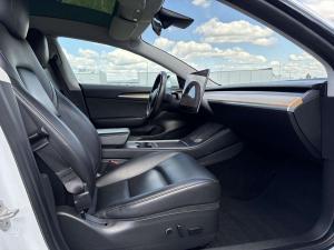 White Tesla Model 3 2021 in Vilnius, with an engine capacity of 0.00 L and mileage of 130 thousand km for 21000 €, photo 14 on AUTOMOTO.COM.LV