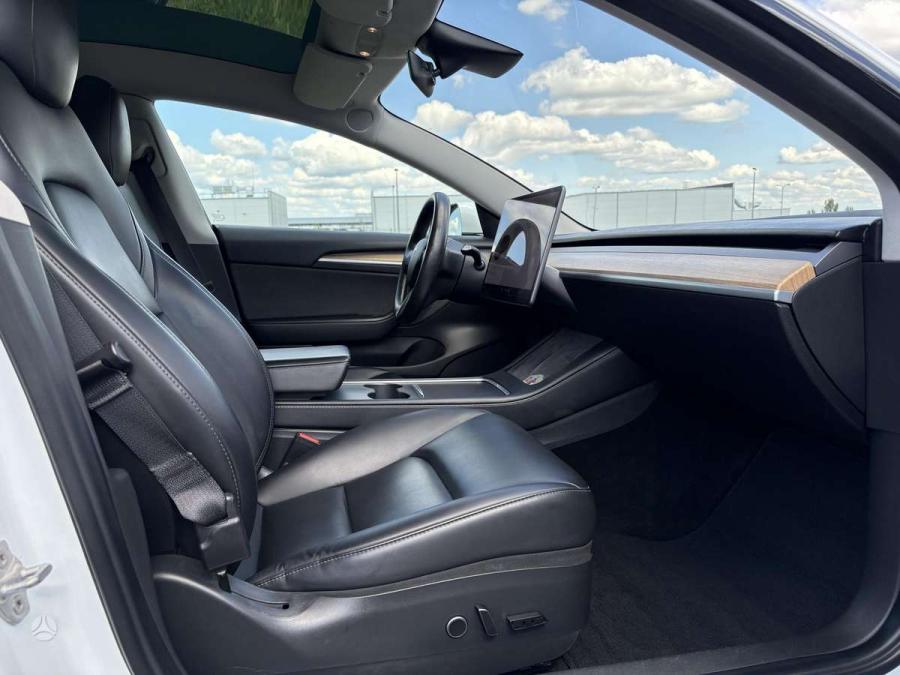 White Tesla Model 3 2021 in Vilnius, with an engine capacity of 0.00 L and mileage of 130 thousand km for 21000 €, photo 14 on AUTOMOTO.COM.LV