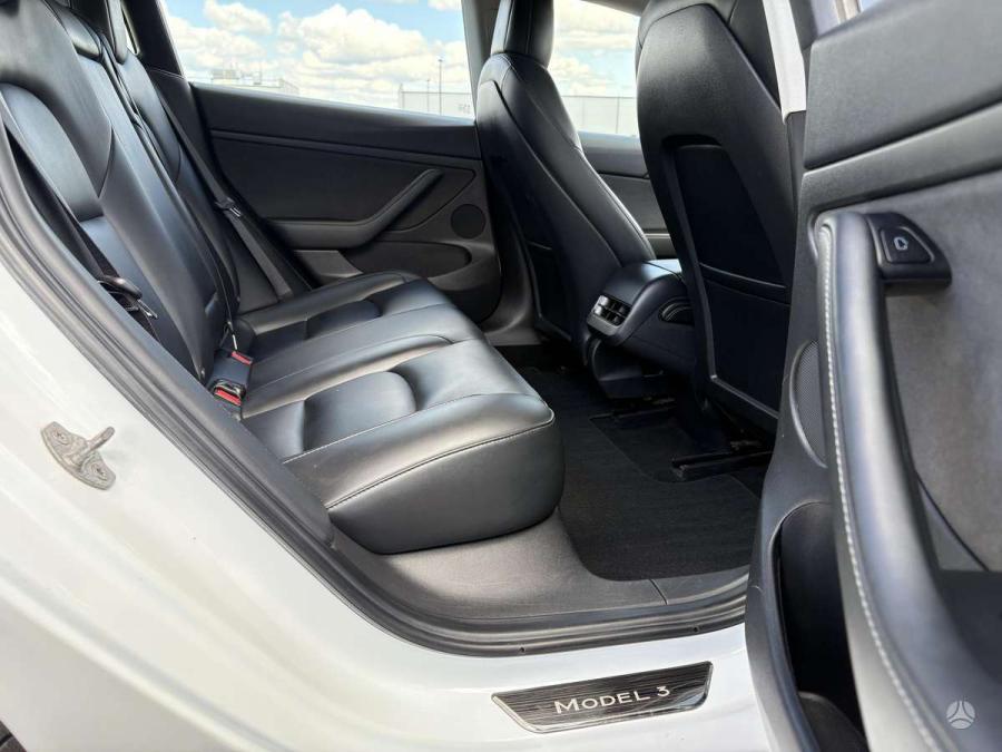 White Tesla Model 3 2021 in Vilnius, with an engine capacity of 0.00 L and mileage of 130 thousand km for 21000 €, photo 16 on AUTOMOTO.COM.LV