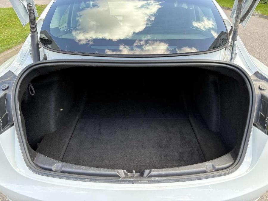 White Tesla Model 3 2021 in Vilnius, with an engine capacity of 0.00 L and mileage of 130 thousand km for 21000 €, photo 21 on AUTOMOTO.COM.LV