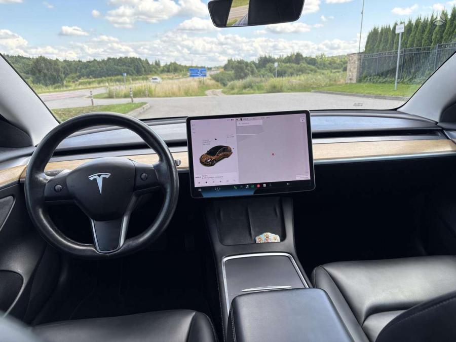 White Tesla Model 3 2021 in Vilnius, with an engine capacity of 0.00 L and mileage of 130 thousand km for 21000 €, photo 23 on AUTOMOTO.COM.LV