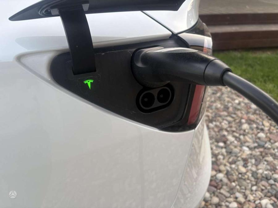 White Tesla Model 3 2021 in Vilnius, with an engine capacity of 0.00 L and mileage of 130 thousand km for 21000 €, photo 27 on AUTOMOTO.COM.LV
