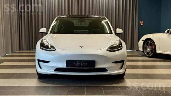 White Tesla Model 3 2021 in Riga, with an engine capacity of 0.00 L and mileage of 134 thousand km for 27990 €, photo 2 on AUTOMOTO.COM.LV