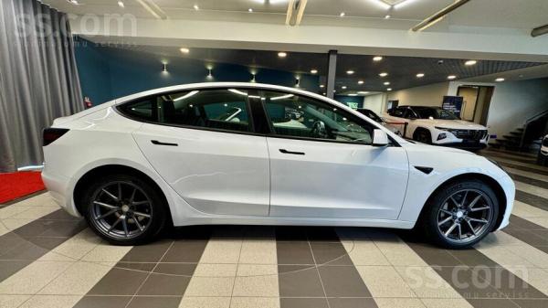 White Tesla Model 3 2021 in Riga, with an engine capacity of 0.00 L and mileage of 134 thousand km for 27990 €, photo 4 on AUTOMOTO.COM.LV