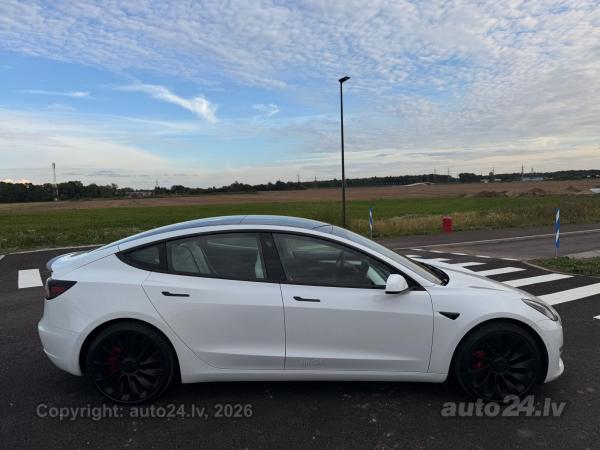 White Tesla Model 3 2021 in Tallinn, with an engine capacity of 0.00 L and mileage of 101 thousand km for 29400 €, photo 5 on AUTOMOTO.COM.LV